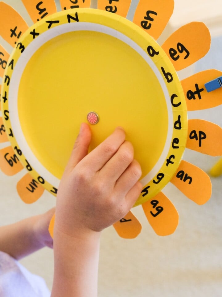 Paper Plate Snowman Countdown Craft - Happy Tot Shelf